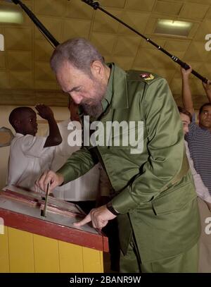 Fidel Castro it introduces the vote in the electoral urn in the ...