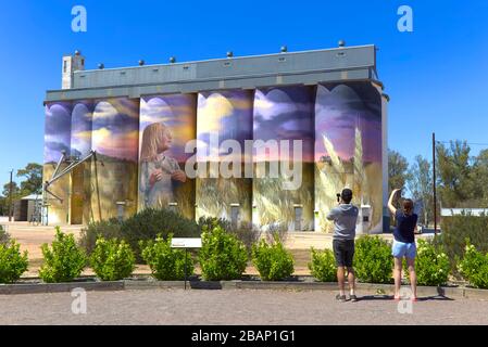 Part of the silo art train - painted grain silos at Kimba Eyre ...