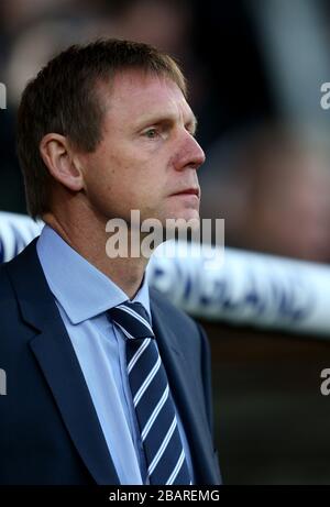 England's manager Stuart Pearce on the touchline Stock Photo - Alamy