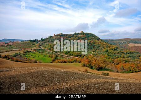 Monticchiello village on the top of a hill, Val d'Orcia,Tuscany, Italy ...