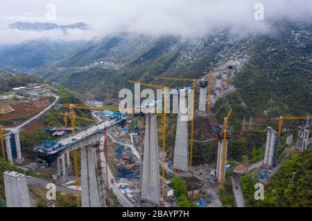 Xiangfan, China. 29th Mar, 2020. The workers return to construct the ...