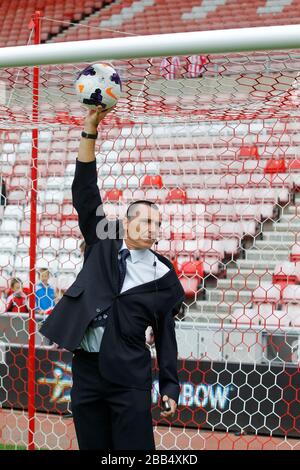 Referee Neil Swarbrick testing the 'Hawkeye' goal line technology Stock ...