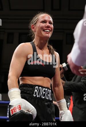 Laura Saperstein (Tottenham, black/red) defeats Olga Varchenko (Ukraine ...