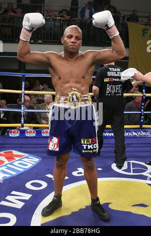 Leon Williams (blue shorts) defeats Rob Norton to win the British ...