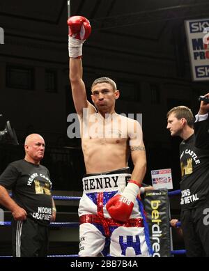 Henry Castle (Salisbury, white/red shorts) defeats Graham Earl (Luton ...