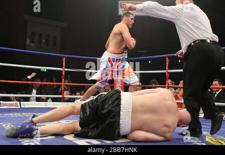 Tyson Fury (Wilmslow, multicoloured shorts) defeats Scott Belshaw ...