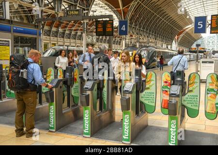 Ticket barriers at London Paddington railway station Stock Photo - Alamy