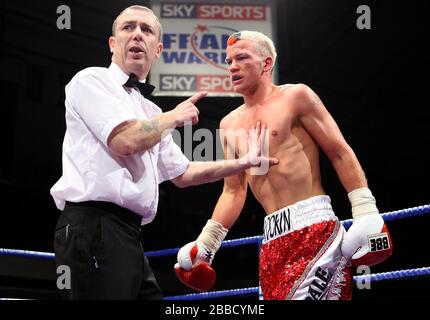 Vinny Mitchell (Dagenham, camouflage shorts) defeats Shaun Walton ...