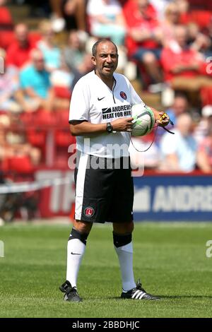 Charlton Athletic team training session. Team captain Derek Ufton talks ...