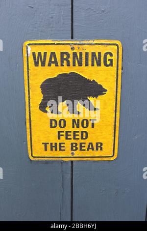 Warning sign: Do not feed the bear Stock Photo - Alamy