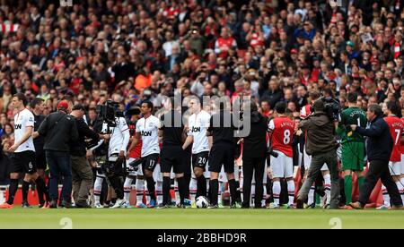 Arsenal players form a guard of honour for Liverpool ahead of the ...