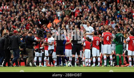 Arsenal players form a guard of honour for Liverpool ahead of the ...