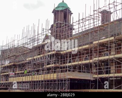 Construction workers build a scaffold around the 2012 Rockefeller ...
