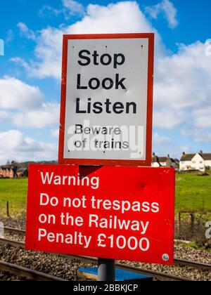 Railway level foot crossing sign Stock Photo - Alamy