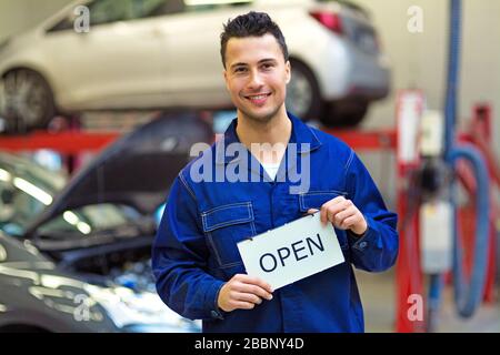 Mechanic working in auto repair shop Stock Photo - Alamy