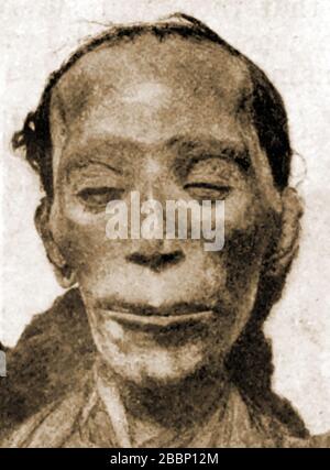 Egyptology - A 1920 printed image showing Akhenaten (aka Echnaton ...