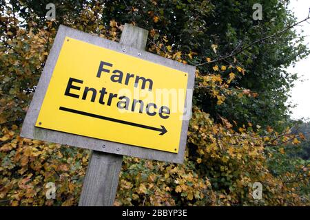 Farm Entrance sign with arrow. Hainault Forest Country Park, Redbridge ...