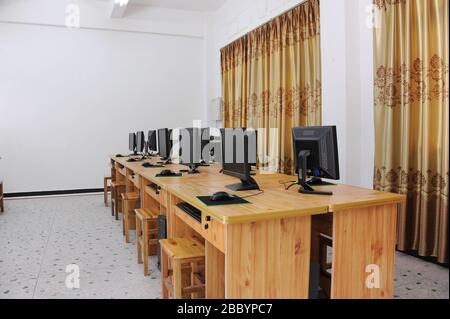 Computer lab with rows of computers in school Stock Photo - Alamy
