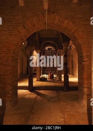 Cripta di San Sepolcro crypt, Piazza San Sepolcro square, Milano ...