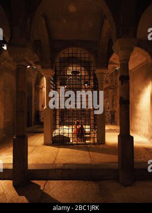 Cripta di San Sepolcro crypt, Piazza San Sepolcro square, Milano ...