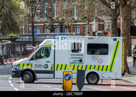 A London children's intensive care ambulance (2004-2010 Stock Photo - Alamy