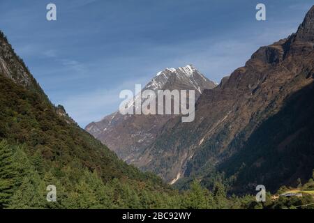 Hike to Samagon, Nepal, Manaslu Circuit Stock Photo - Alamy