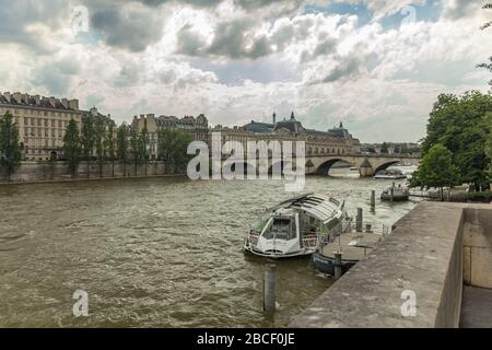 The Pont Royal, famous bridge crossing the river Seine in central Paris ...