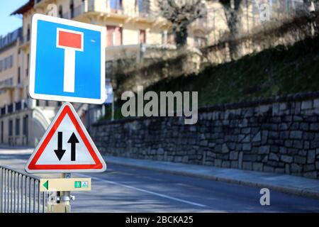 Sens Unique. Circulation dans les deux sens. Signalisation routière ...