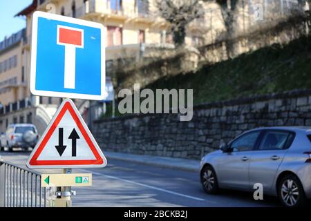 Sens Unique. Circulation dans les deux sens. Signalisation routière ...