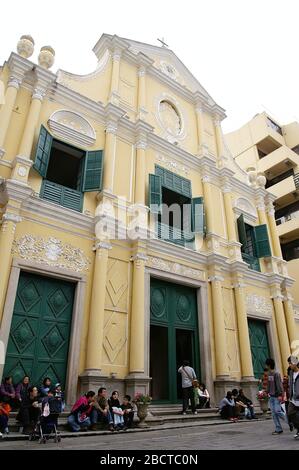 Exterior of St. Dominic's Church and crowd of people in front in Macau Stock Photo - Alamy