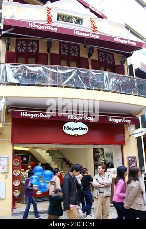 Macau, FEB 8, 2005 - People walking along the Senado Square area Stock ...
