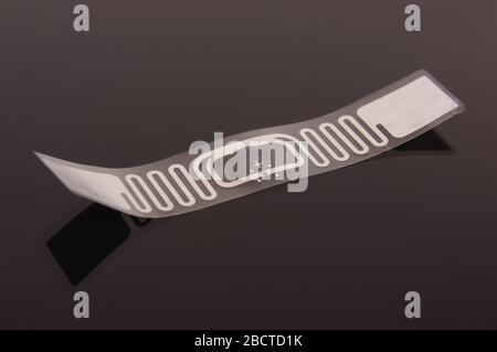 Radio frequency identification transponder with antenna high integrated ...