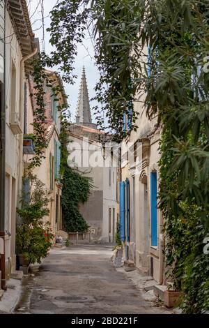 Pretty side street in Arles, Provence Stock Photo - Alamy