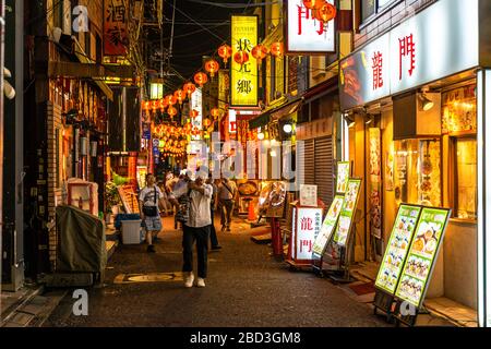 Red lanterns of a Japanese restaurant at night. Tokyo, japan Stock ...