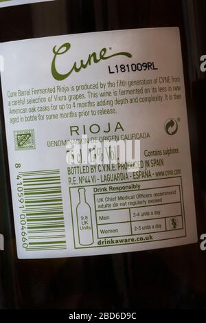 UK alcohol units information on wine bottle back label. Credit: Malcolm ...