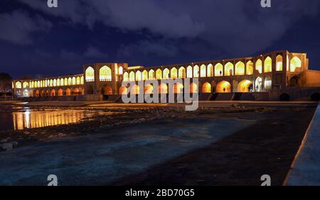 Khajou, Khaju Bridge in Isfahan crossing the Zayandeh River, Esfahan ...