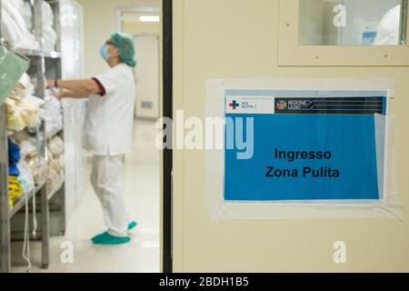 Dressing procedures for nurses in the "clean area" of pavilion D of the ...
