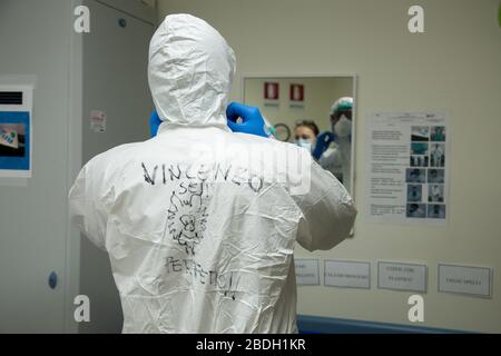 Dressing procedures for nurses in the "clean area" of pavilion D of the ...