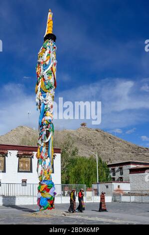 Adult female teacher showing flag of Peru to students Stock Photo - Alamy