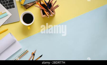 An e-book, two pens, a notebook, wireless headphones and a flash drive ...