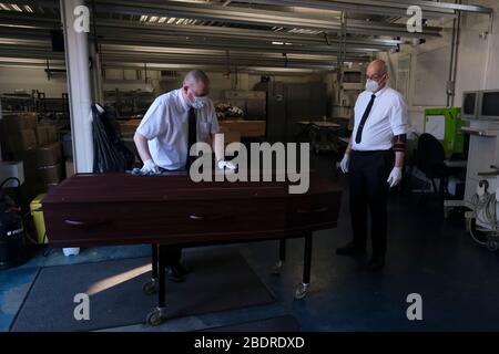 Gilly, Belgium. 09th Apr, 2020. Mortuary workers of the 'Pompes ...