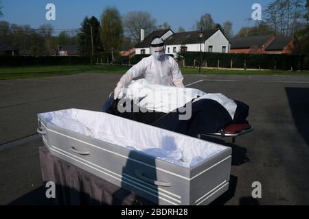 Gilly, Belgium. 09th Apr, 2020. Mortuary workers of the 'Pompes ...