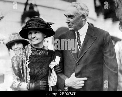 May 1921, Marie Curie and President Warren G. Harding Stock Photo - Alamy