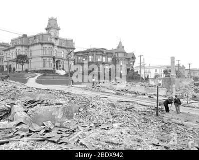 San Francisco, California: 1906. Victorian homes on Howard Street near ...