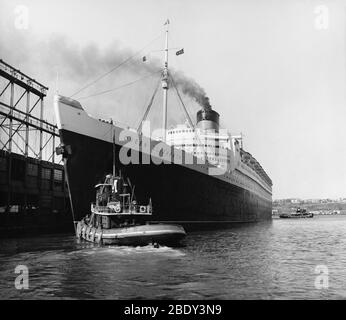 Cunard Queen Elizabeth passenger ship docked in Adelaide, Australia ...