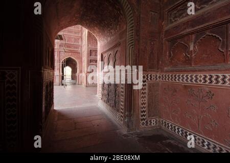 Decorated corridors and hallways in the Taj Mahal main mosque, Agra ...