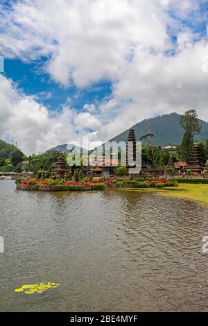 View of Ulun Danu Beratan temple on Lake Bratan at sunrise, Bali ...