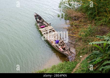 Sampan Boat On Perfume River Hue Vietnam // HUE, Vietnam — A single ...