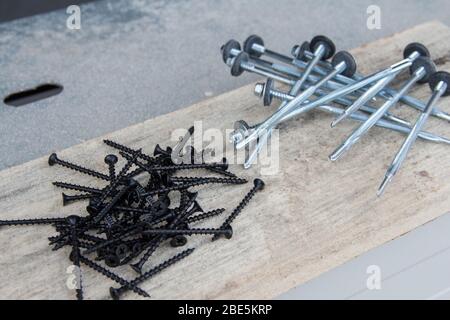 Self tapping screw for fastening sandwich panels. Hardware for ...