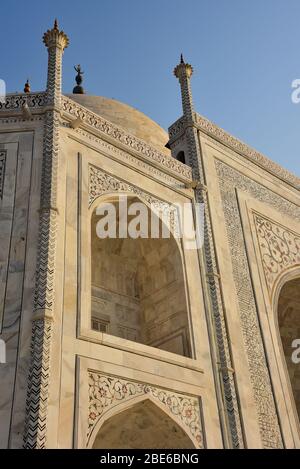 Intricate inlaid details of the marble arches of the beautiful Khas ...